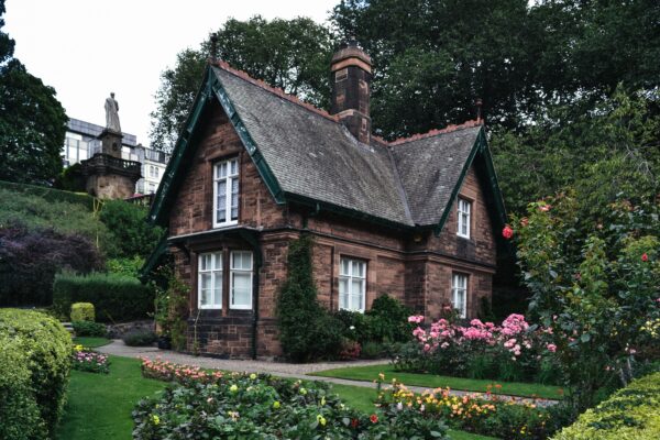 What is the Difference Between a Cottage and a Cabin? - Summerstyle